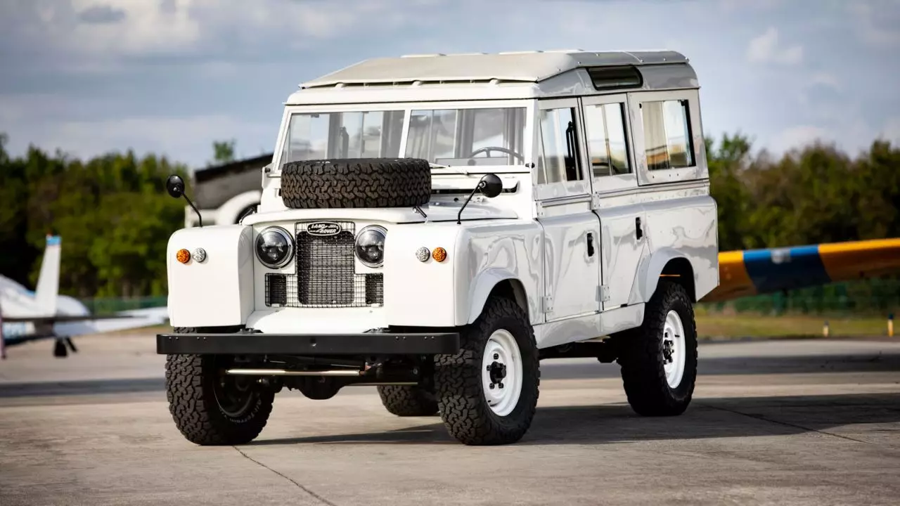 Vau: Vintage Land Rover Restomod, ki ni smešno razkošen