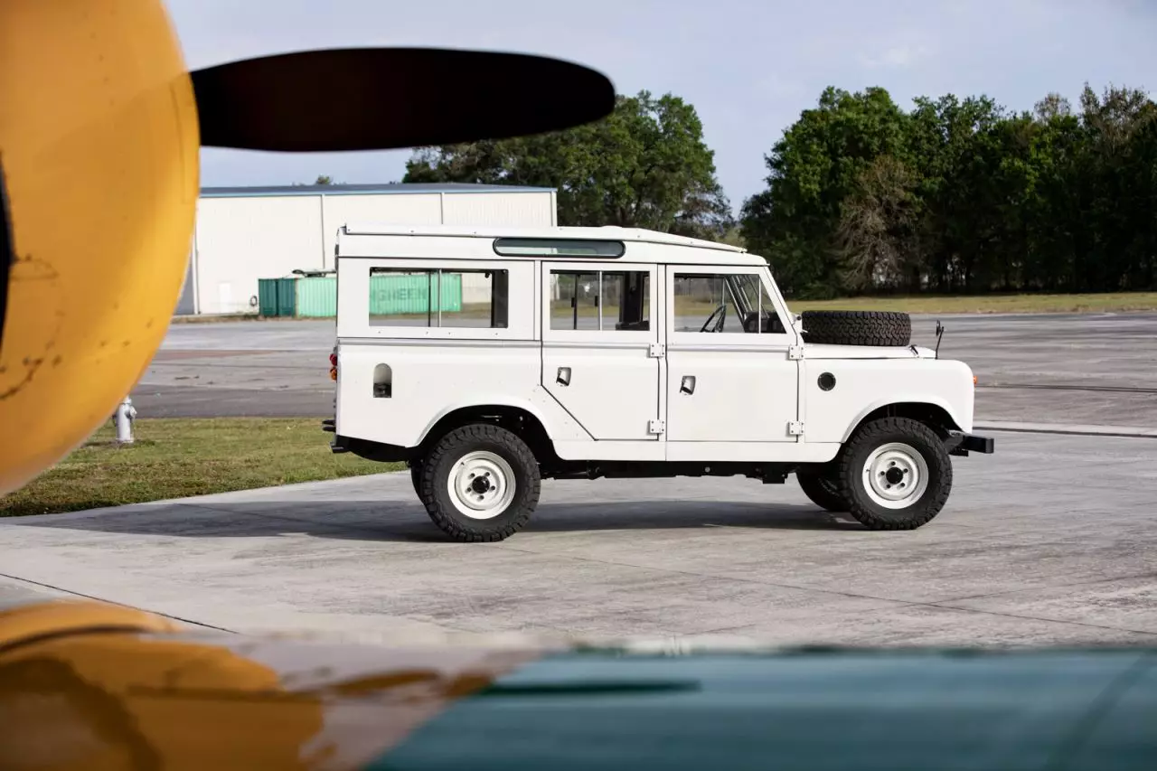 Oho: senovinis „Land Rover“ restomodas, kuris nėra juokingai žavus