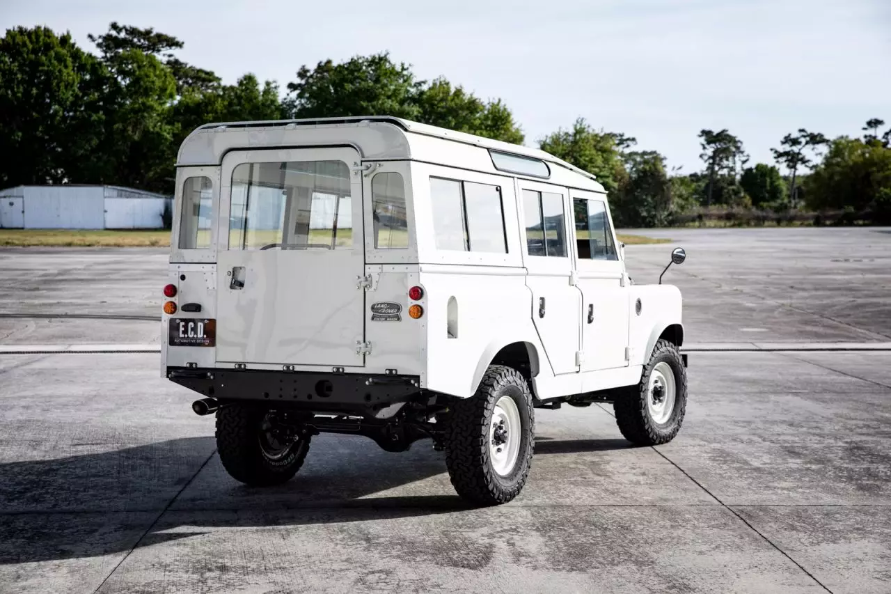 Hűha: Egy vintage Land Rover Restomod, ami nem nevetségesen rikító