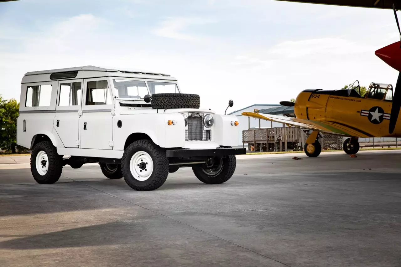 I-Whoa: I-Vintage Land Rover Restomod Engahlekwayo I-Garish