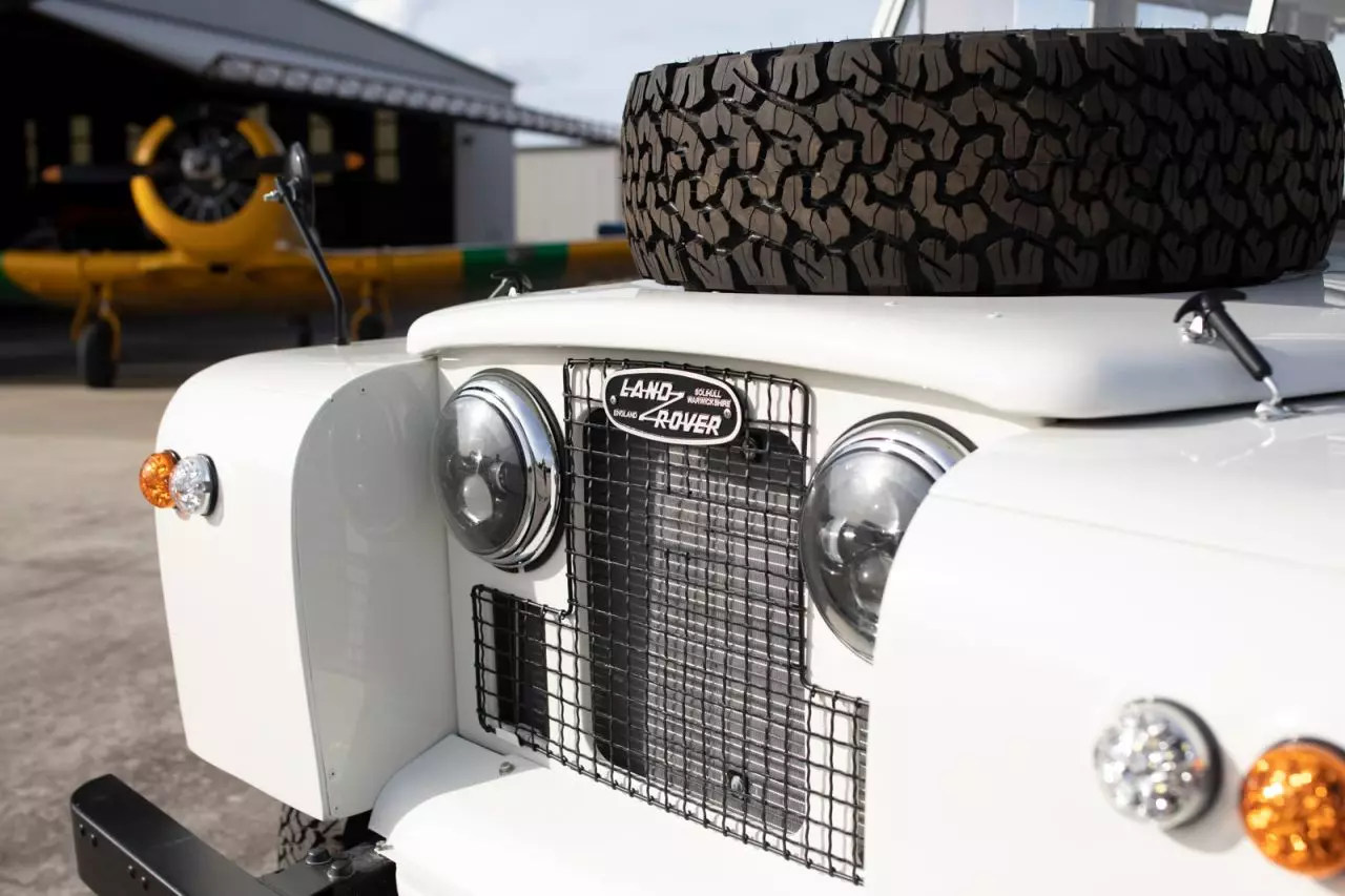 Ninde: Vintage Land Rover Restomod Ntabwo isekeje Garish