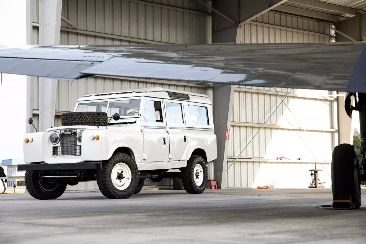 I-Whoa: I-Vintage Land Rover Restomod Engahlekwayo I-Garish