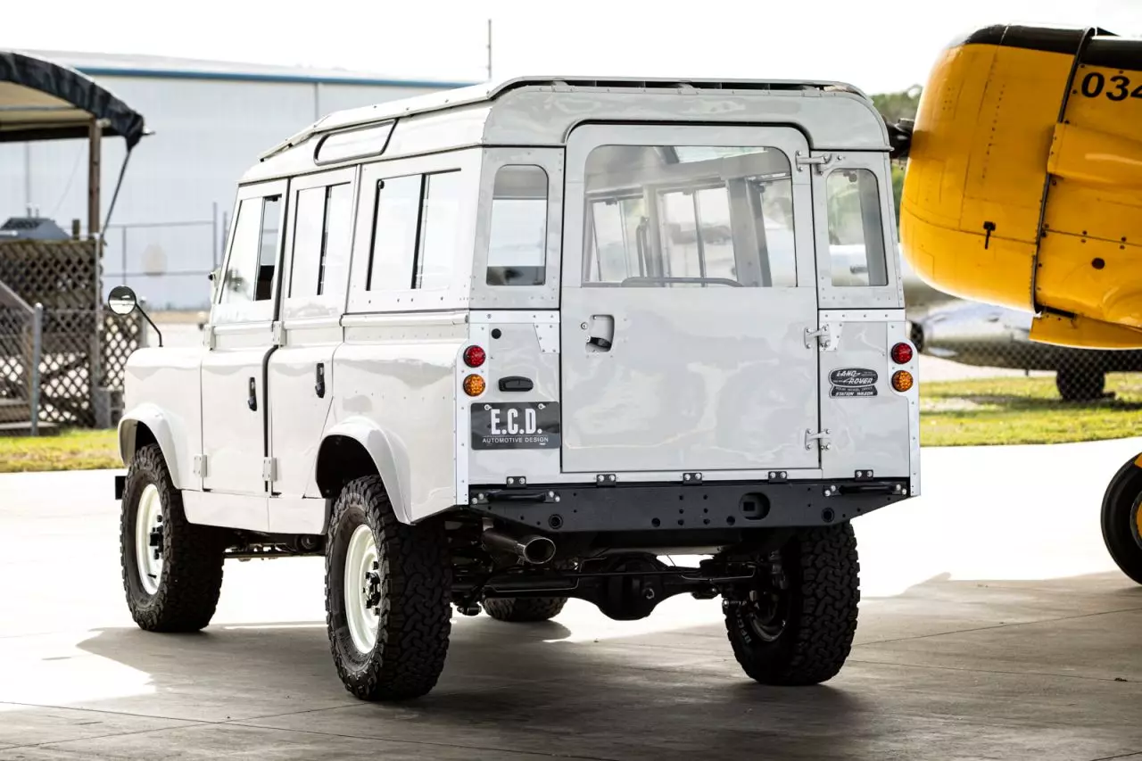 Whoa: Marekebisho ya Land Rover ya Vintage Ambayo Sio Garish ya Kucheka