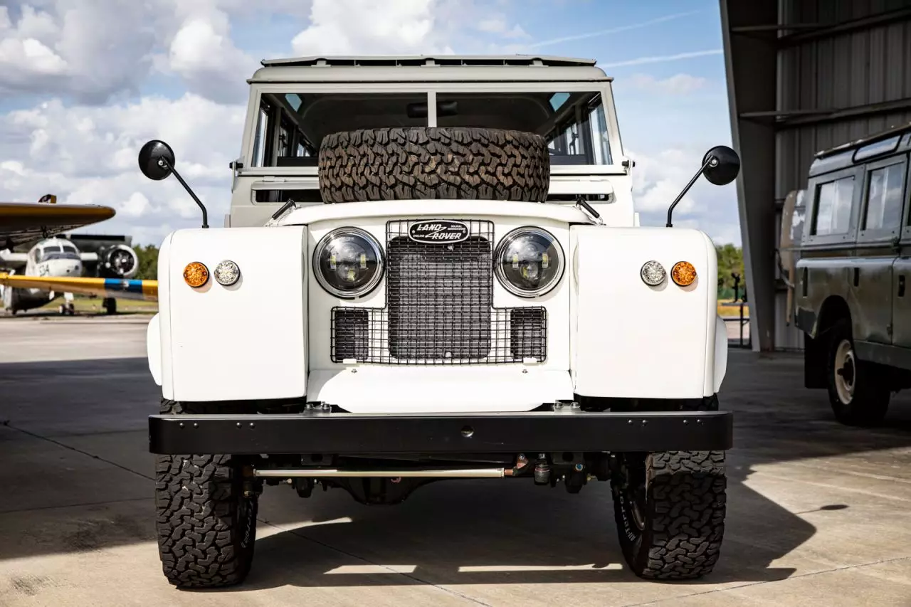 Whoa: Marekebisho ya Land Rover ya Vintage Ambayo Sio Garish ya Kucheka