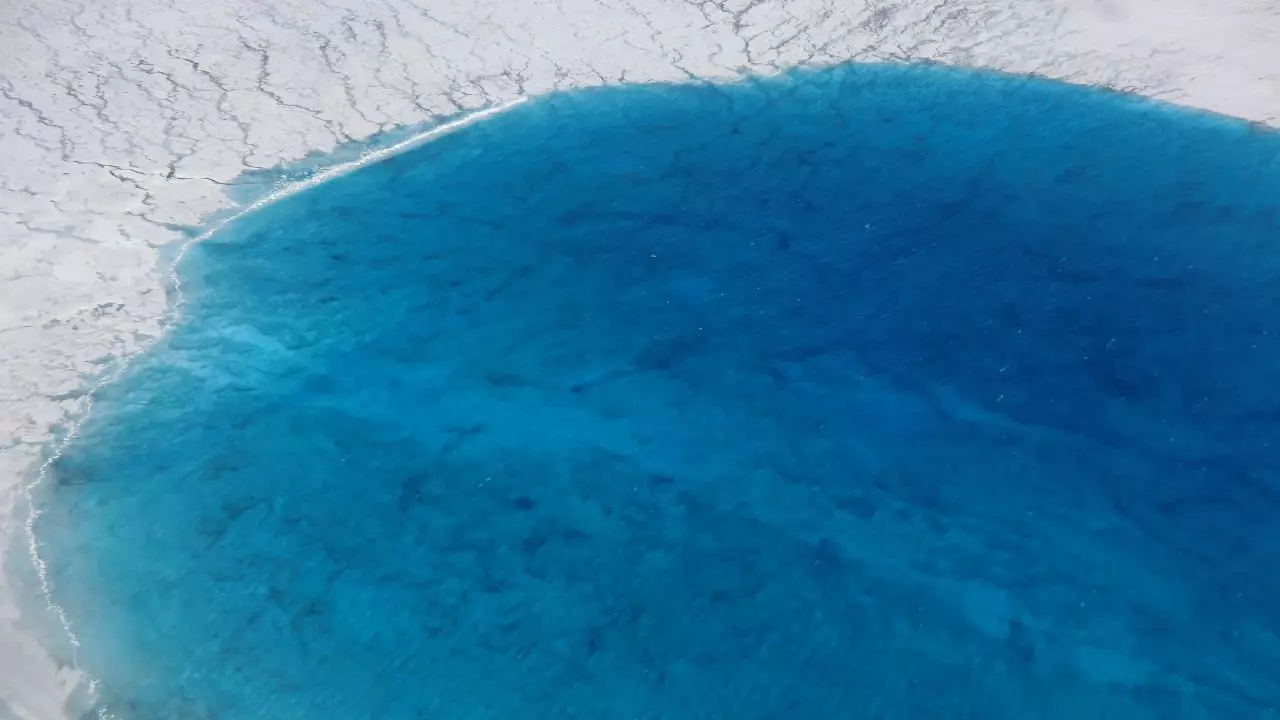 科学家们在格陵兰冰盖湖中观察到了不祥的冬季泄漏