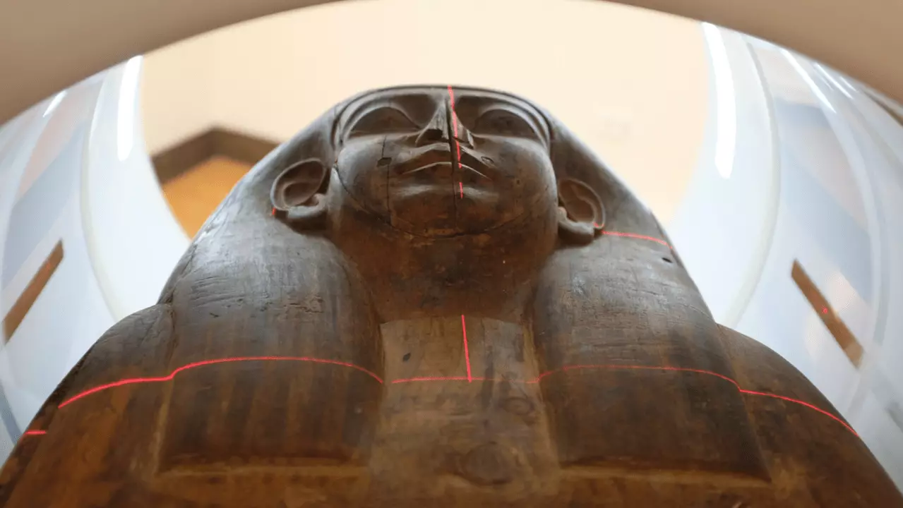 समजा रिक्त इजिप्शियन शवपेटी प्रत्यक्षात एक ममी समाविष्टीत आहे