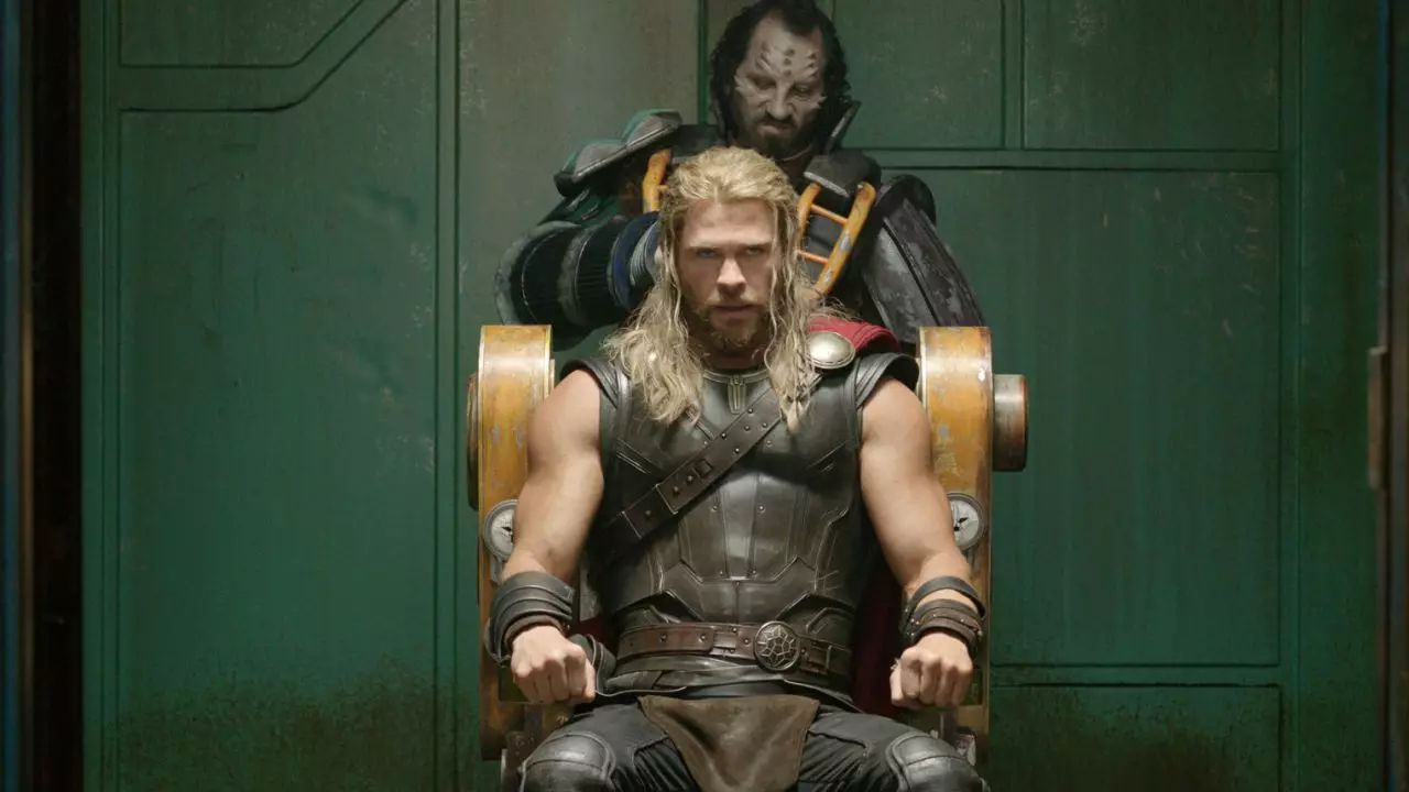 Ինչ-որ կերպ, Thor's Appearance In Infinity War Footage-ը Ragnarok-ի սփոյլեր չէ
