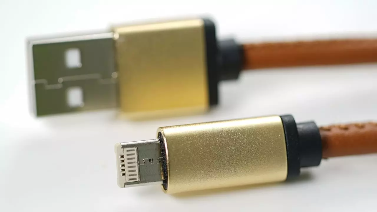 Genius Charging Cable එක iOS සහ Android උපාංග දෙකෙහිම එකවර ක්‍රියා කරයි