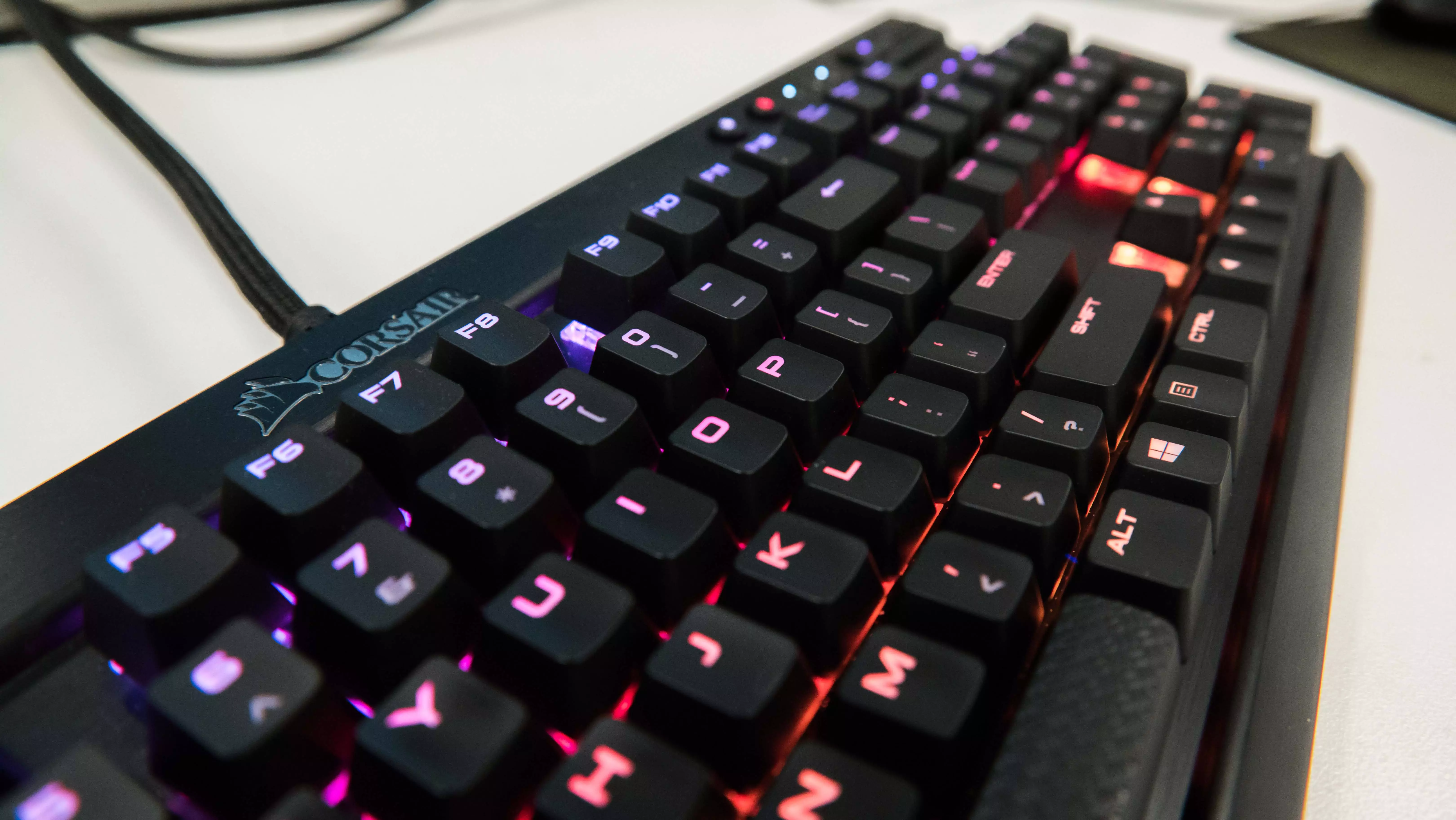 Corsair K70 LUX RGB 机械键盘：不要太多