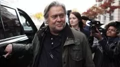 De Steve Bannon gefaangen e Netzwierk vu falschen Informatiounssäiten op Facebook ze lafen