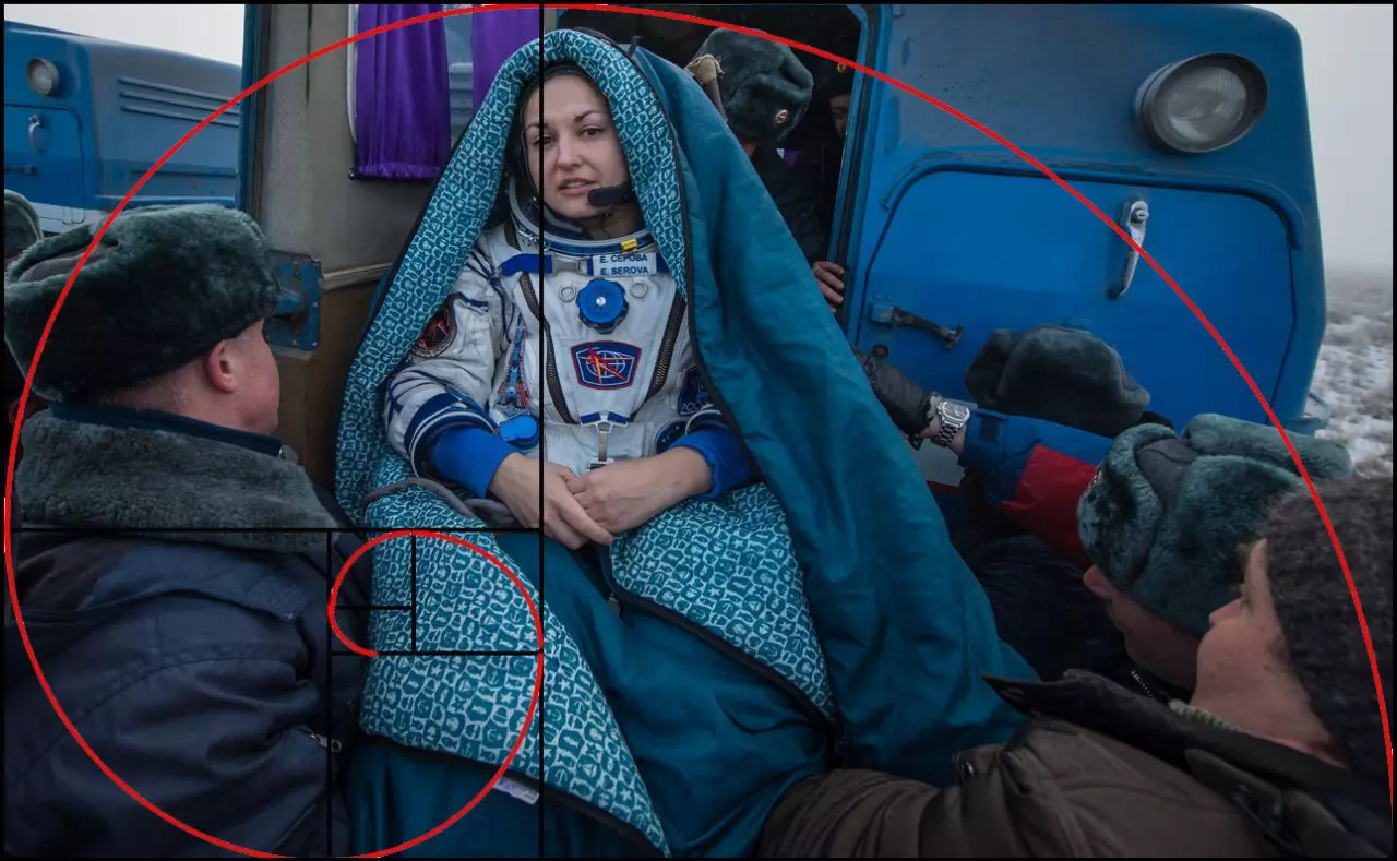 這張俄羅斯宇航員的照片看起來像一幅文藝復興時期的畫作