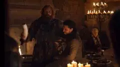 Game of Thrones lässt versehentlich eine moderne Kaffeetasse auf dem Tisch stehen, was zu einem neuen Meme inspiriert