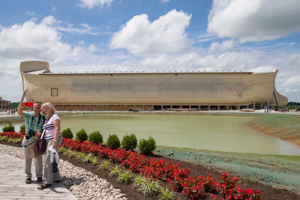 A Arca de Noé do tamanho de uma barcaça é o parque temático de um criacionista