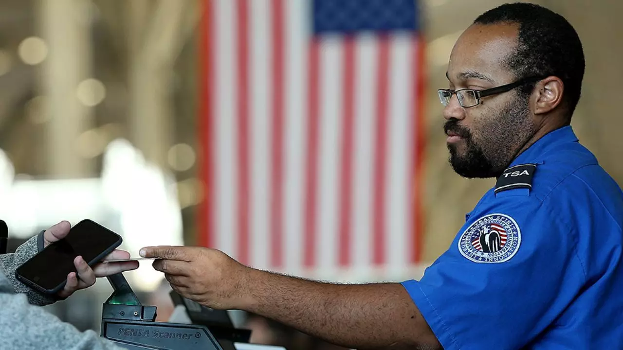 O axente fronteirizo esixe a un científico da NASA que desbloquee o teléfono antes de entrar nos Estados Unidos