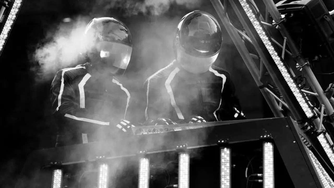 Kiel Daft Punk Uzis Sian Roboto-Alvestiĝon por Transpreni la Mondon