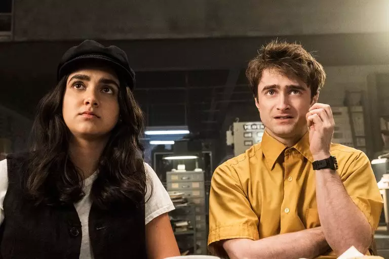 Deleita tus ojos muggles con la nueva serie de Daniel Radcliffe, 'Miracle Workers'