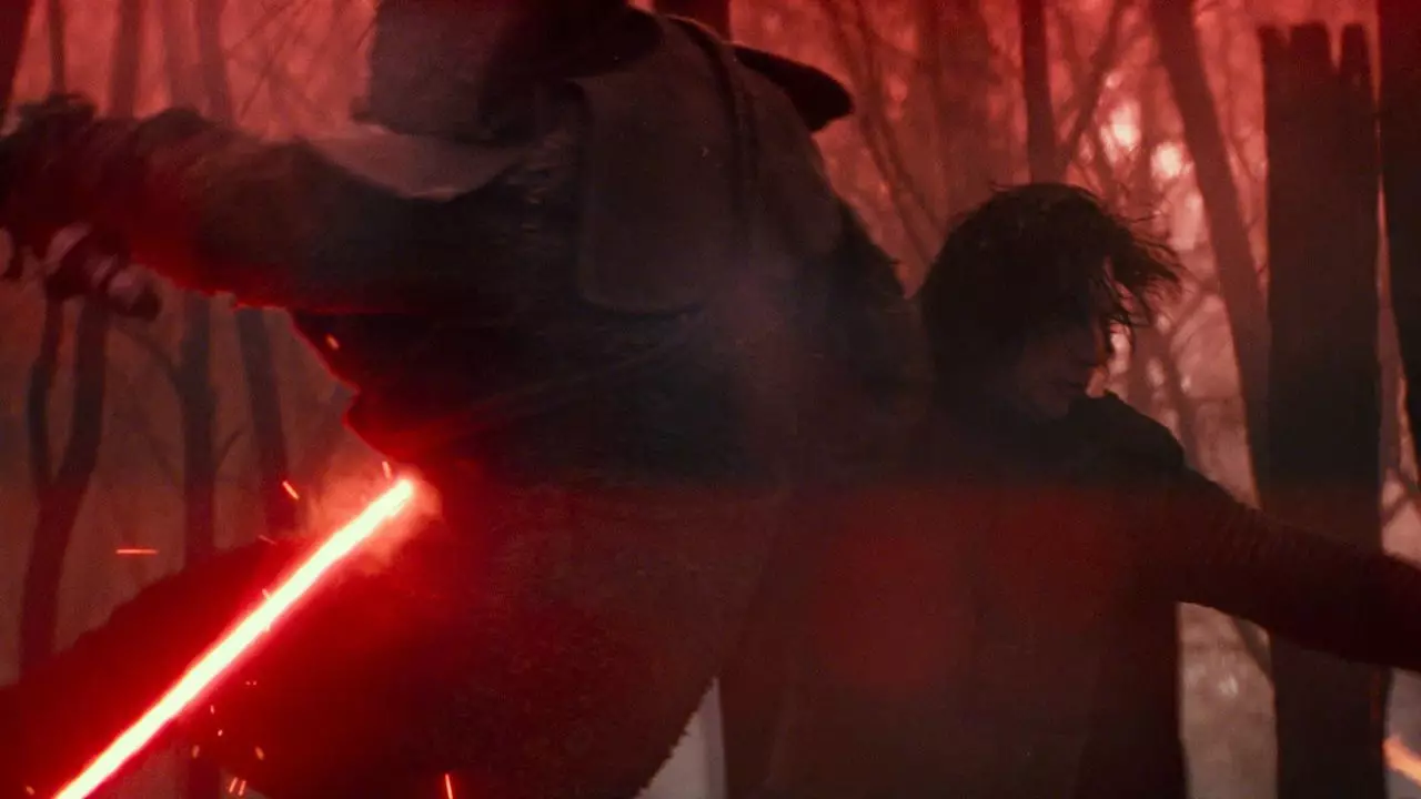 Nové zábery Star Wars: The Rise Of Skywalker s Rey v čiernej kapucni s dvojitým červeným svetelným mečom