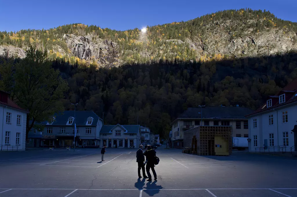 De heuveltopspiegels van deze stad verlichten het met tweedehands zonneschijn