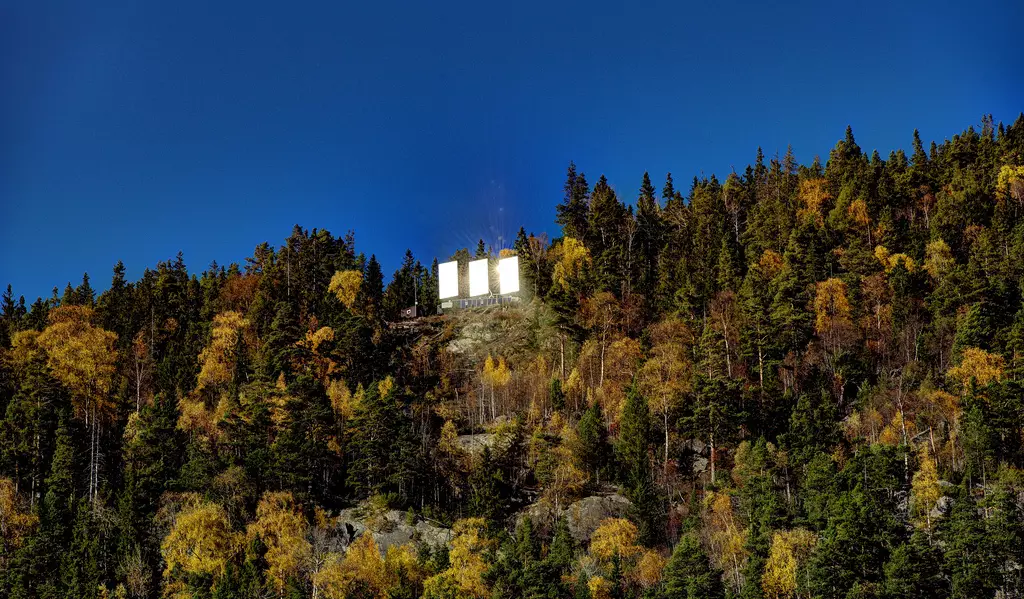 De heuveltopspiegels van deze stad verlichten het met tweedehands zonneschijn