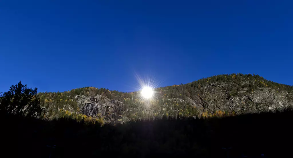 De heuveltopspiegels van deze stad verlichten het met tweedehands zonneschijn