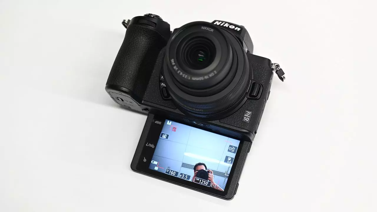 I-Z50 yikhamera ye-Nikon efikelelekayo ngakumbi kwaye i-Compactless Mirrorless Camera 685_1