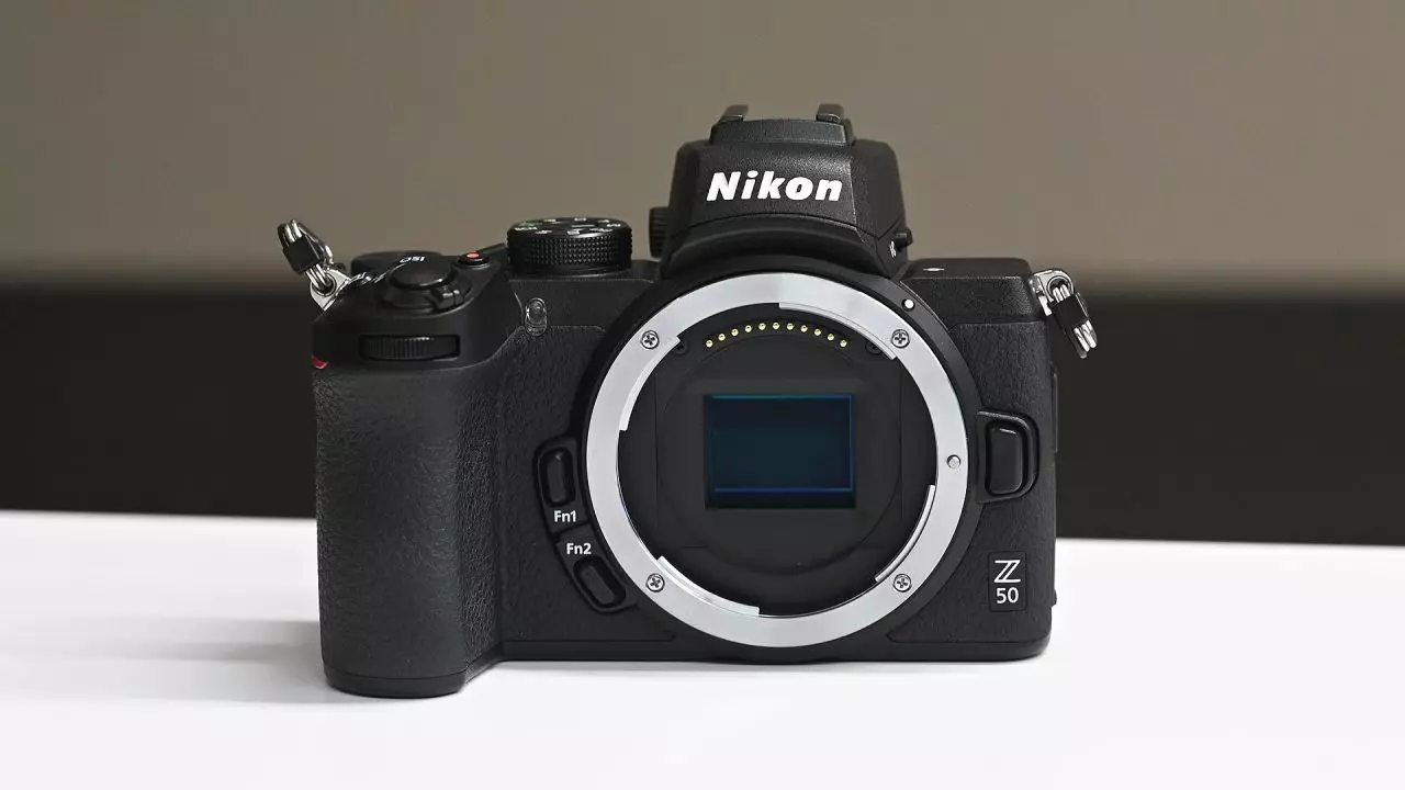 Z50 Nikon کا زیادہ سستا اور کمپیکٹ مرر لیس کیمرہ ہے۔ 685_2