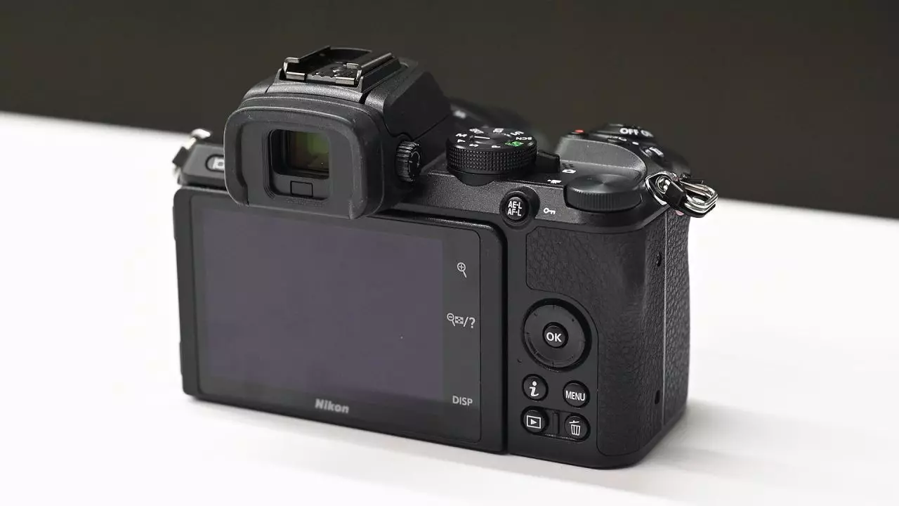 ה-Z50 היא המצלמה הזולה והקומפקטית יותר ללא מראה של ניקון 685_8