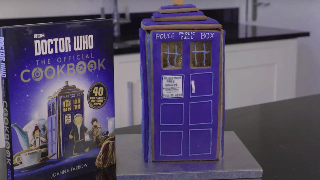 Pokukajte v Doctor Who Gingerbread TARDIS. (Posnetek zaslona: The Happy Foodie)