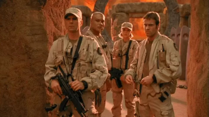 Roland Emmerich đang khởi động lại thương vụ nhượng quyền Stargate từ Scratch