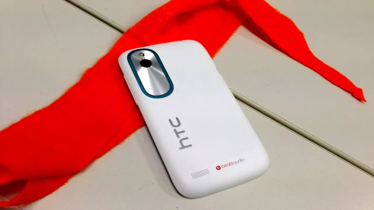 HTC Desire X Review: Farany, fitaovana iray efa voaloa mialoha