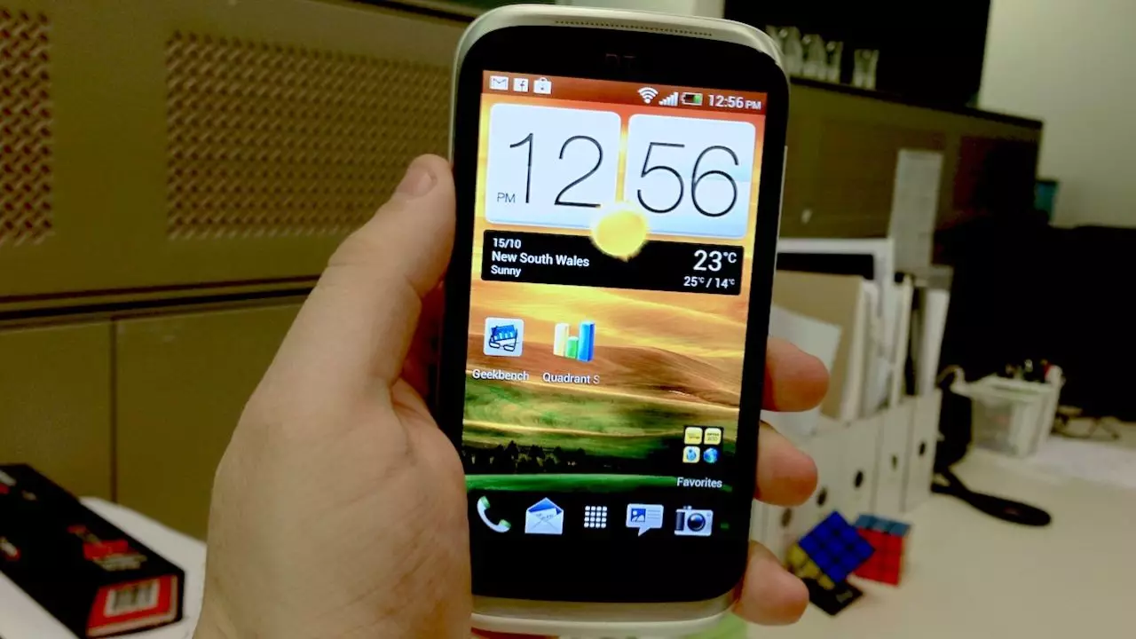 Revizio de HTC Desire X: Fine, Antaŭpagita Aparato Aĉetinda