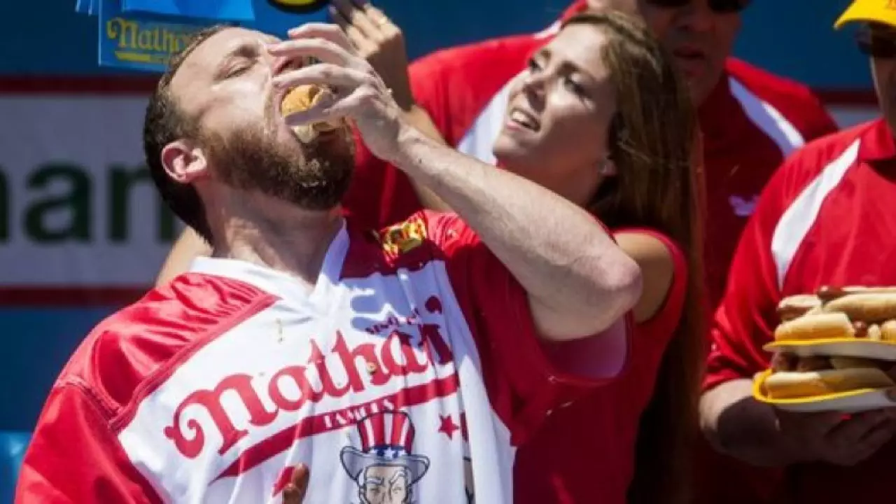 Wéi de Champion Iesser Joey 'Jaws' Chestnut 70 Hot Dogs an 10 Minutte geschloen huet