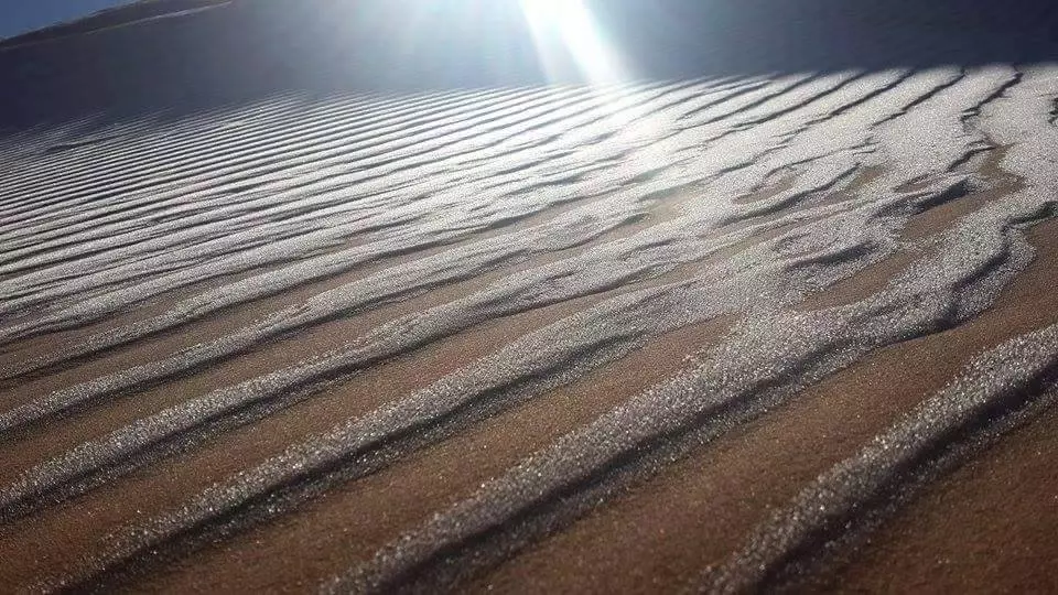 Sahara တွင် ထူးဆန်းသော နှင်းကျဆင်းမှုဓာတ်ပုံများ အစစ်အမှန်မဟုတ်ပေ။