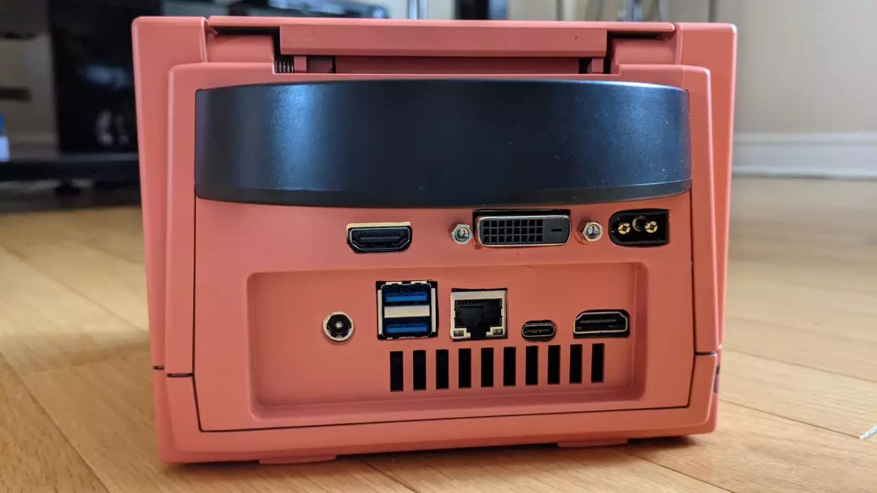 Neapsigaukite: šis „Nintendo GameCube“ iš tikrųjų yra galingas žaidimų įrenginys 70840_1