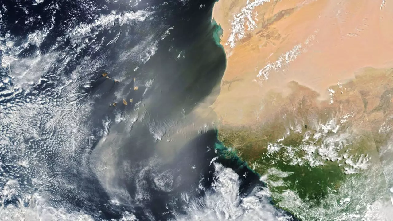 Sateliti snimaju slike ogromne oluje prašine koja se kreće ka Americi