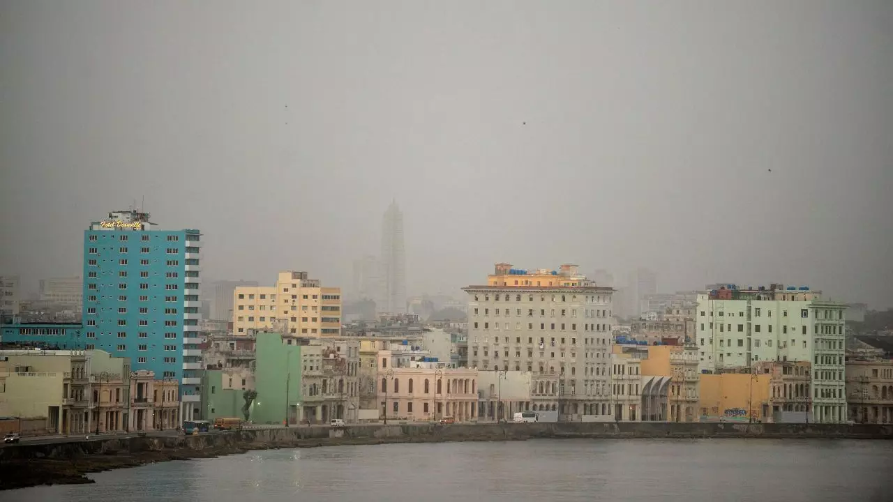 Havana, Kuba, obavijena oblakom prašine Godzile u lipnju 2020.