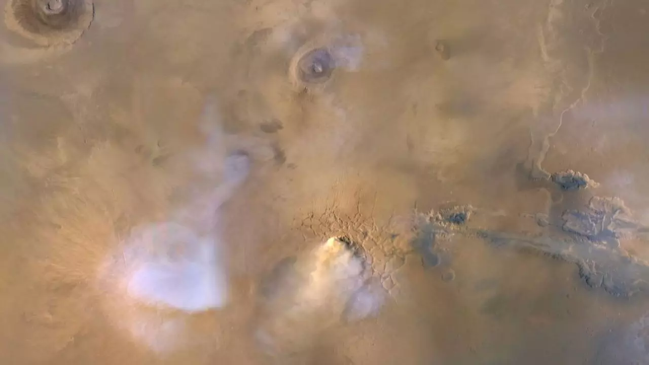 Ангараг гараг дээрх аварга том тоосны цамхагууд улаан гараг хэрхэн усаа алдсаныг тайлбарлаж чадна