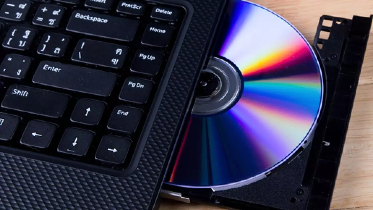 Metallet som en gang ble brukt til å belegge DVD-er, kunne lage ultratynne fargeskjermer