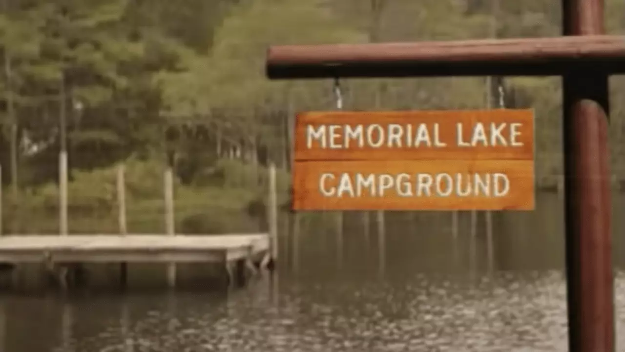 אה כן, קמפינג אגם הזיכרון המפורסם. (תמונה: Maverick Movies)