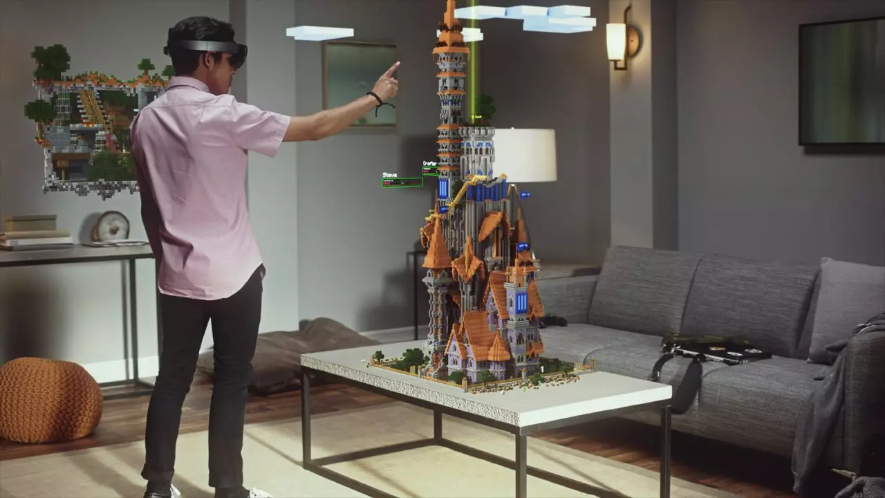 Es spēlēju Minecraft ar Microsoft HoloLens, un tas bija diezgan satriecoši