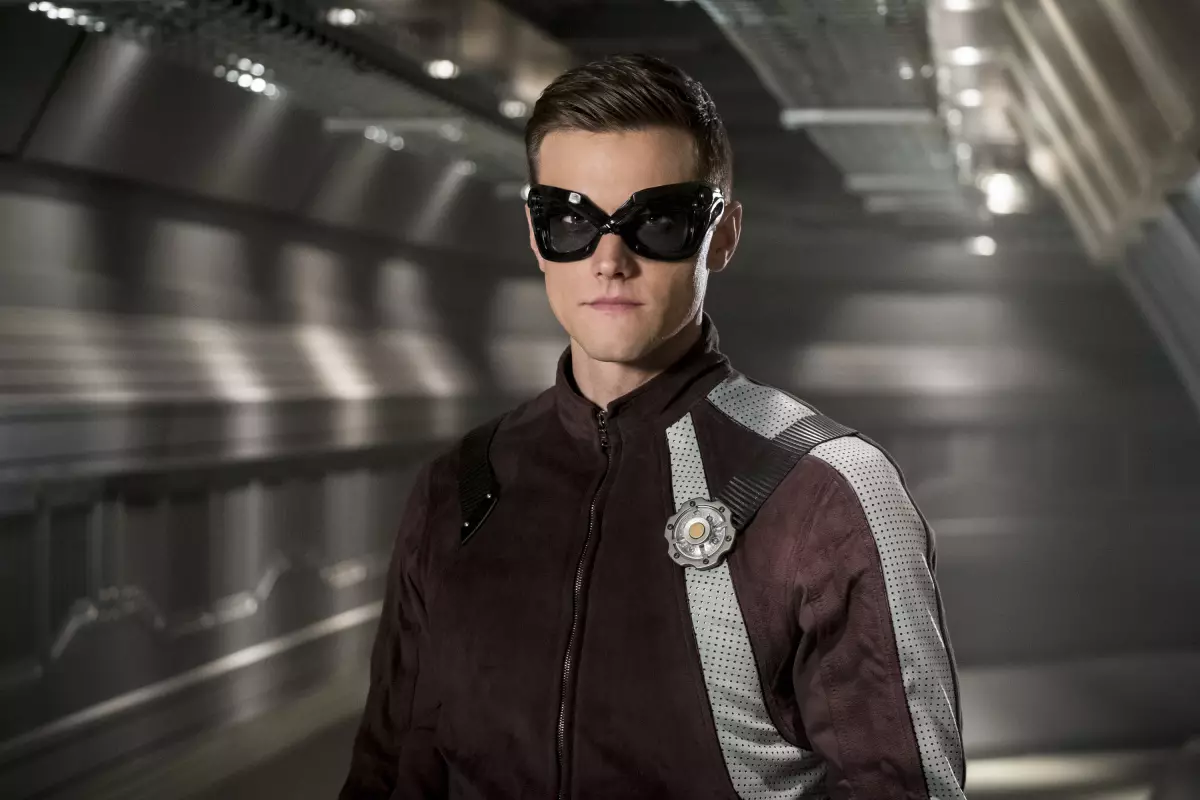 Nach Monaten des Tragens von grauem Spandex gibt The Flash dem länglichen Mann endlich ein Kostüm