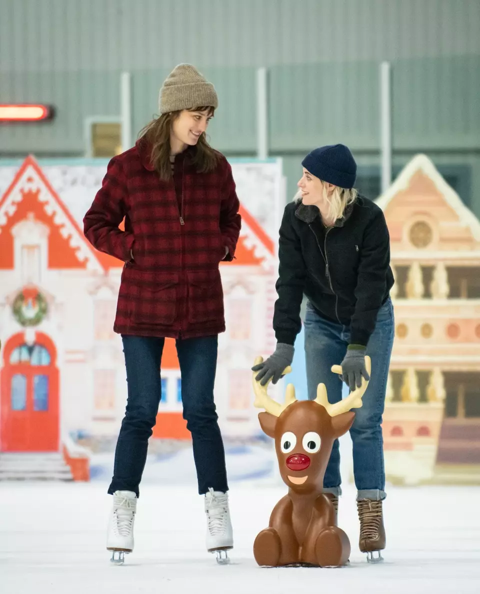 Abby (KRISTEN STEWART, dereita) e Harper (MACKENZIE DAVIS) gozan dun momento no xeo na comedia romántica HAPPIEST SEASON de TriStar Pictures.