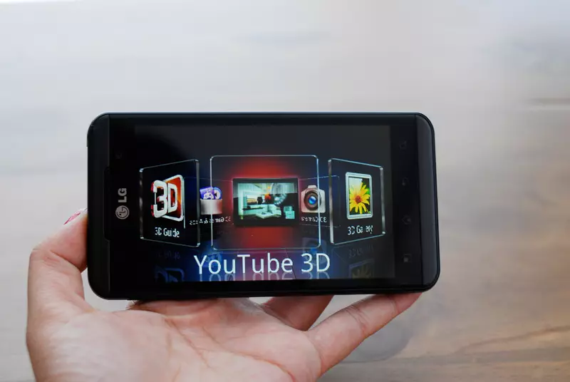 Döyüş rejimi: HTC EVO 3D və LG Optimus 3D