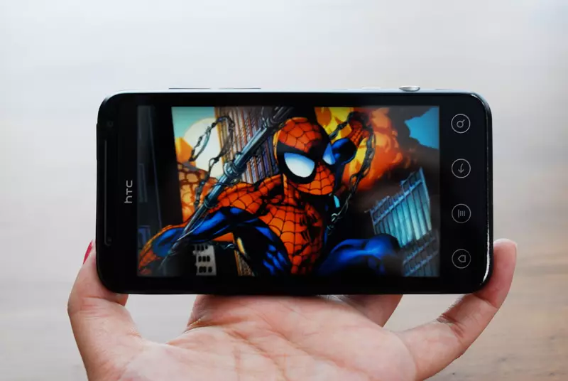 Döyüş rejimi: HTC EVO 3D və LG Optimus 3D