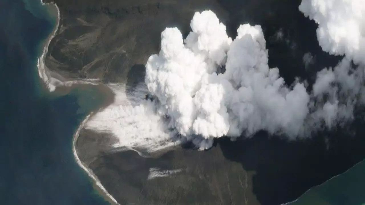 Erupcio de indonezia vulkano en 2018 generis cunamon altan almenaŭ 100 metrojn