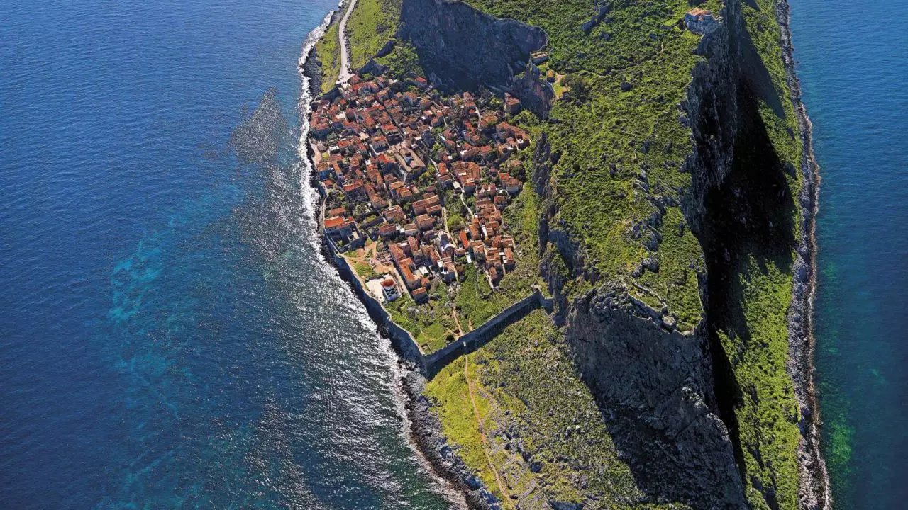 Ez a görög sziget a tökéletes paradicsom – és a szupergonosz búvóhelye