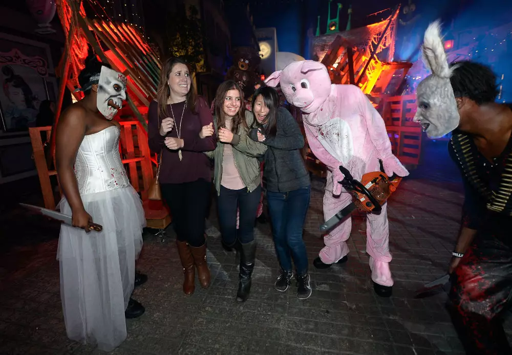 Kev lom zem Creepily Diam duab ncig saib ntawm Universal Studios 'Halloween Horror Nights