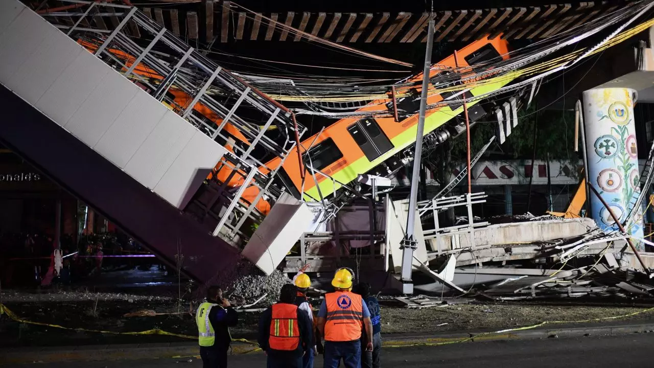 Derrumbe de puente en Ciudad de México descarriló dos vagones de metro y dejó al menos 24 muertos