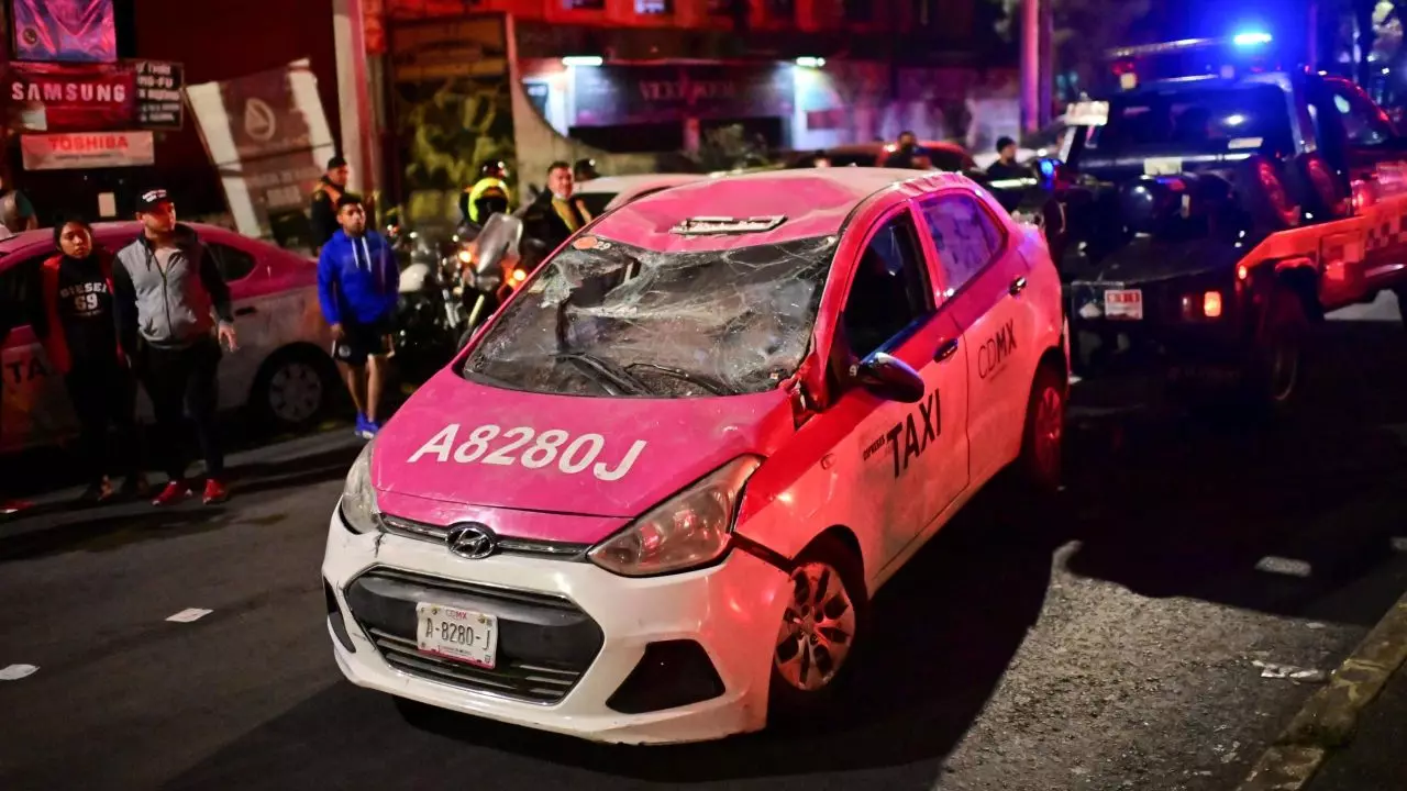 Ib tug choj tsoo hauv Mexico City derailed ob lub tsheb metro thiab sab laug yam tsawg 24 tuag