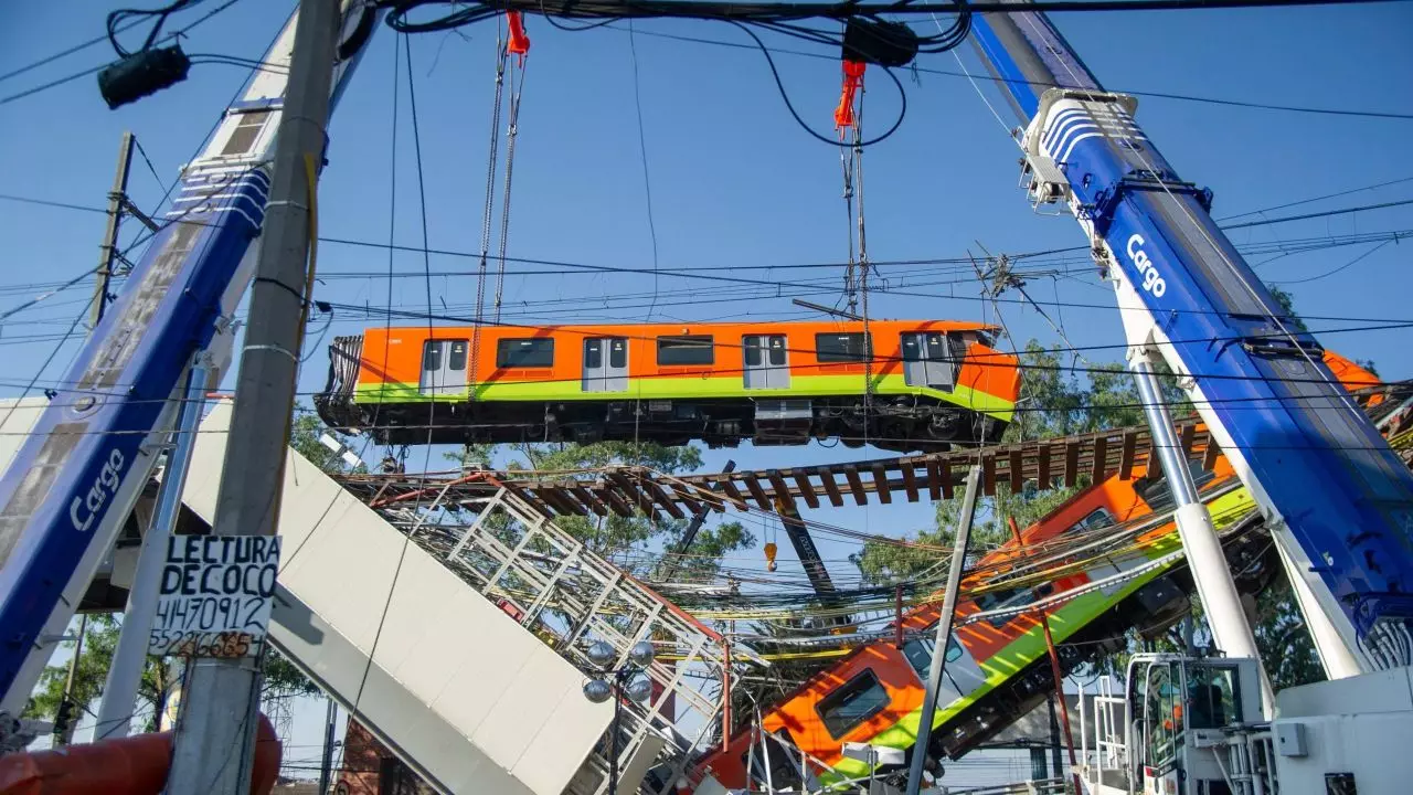 Ib tug choj tsoo hauv Mexico City derailed ob lub tsheb metro thiab sab laug yam tsawg 24 tuag